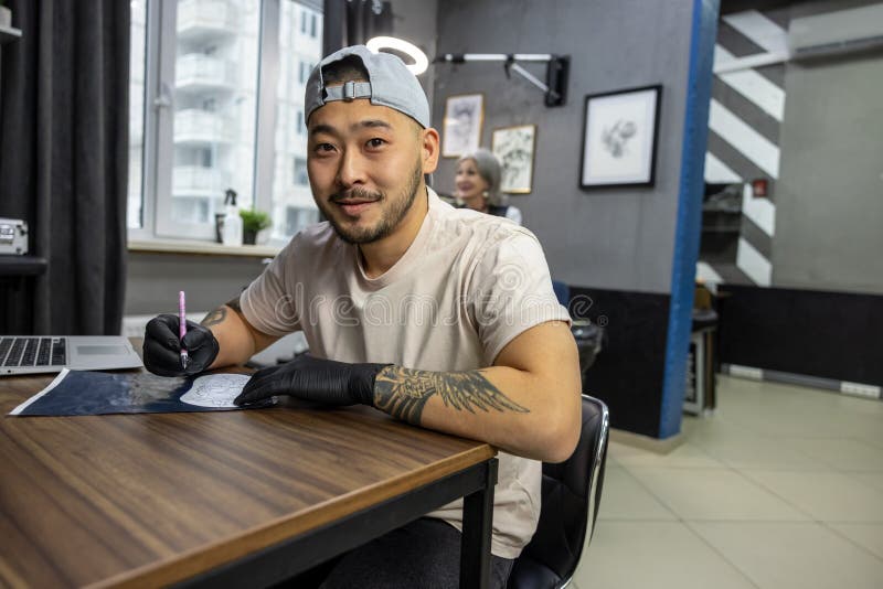 Tattoo Master Working with Skretch in Tattoo Salon Stock Photo - Image ...