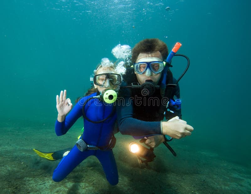 Taucher mit Mädchen stockbild. Bild von freundlich, taucherlunge - 18788519