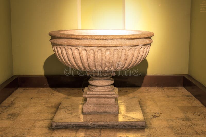 Taufbecken mit Wasser stockbild. Bild von getränk, mann - 117914611