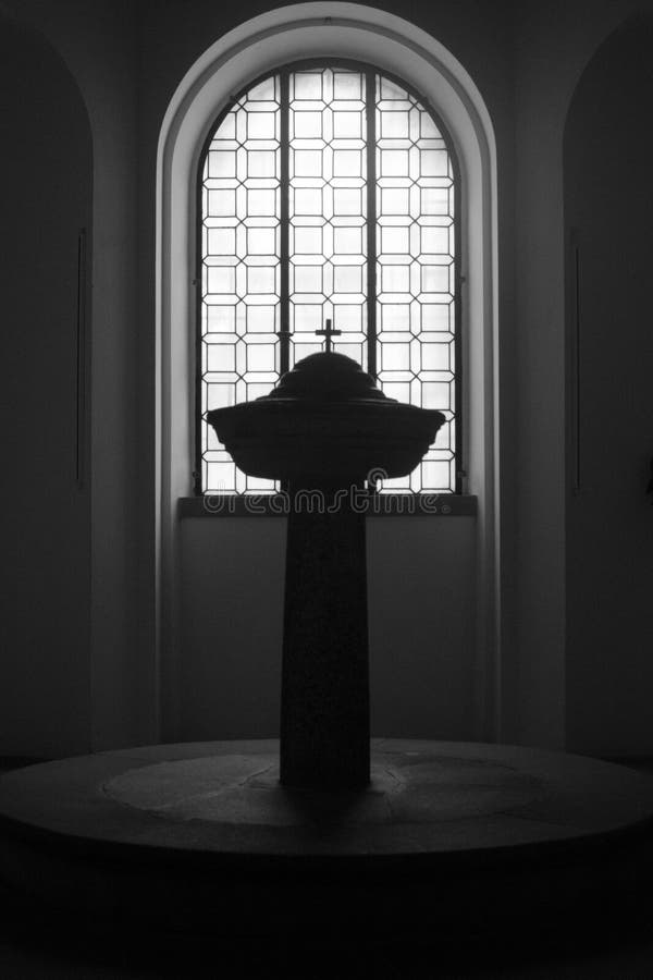 Altes Taufbecken im Kupfer stockfoto. Bild von innere - 93358164