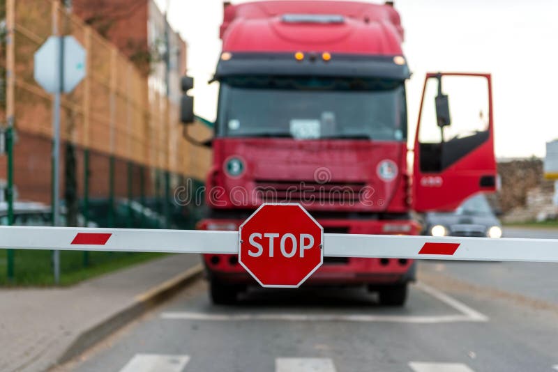 Tauschen Sie Stellung an Der Sperre Mit Einem Stoppschild Stockfoto ...