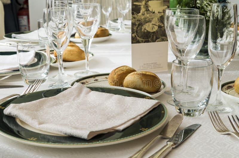 Tavola del ristorante fotografia stock. Immagine di acqua - 36012932