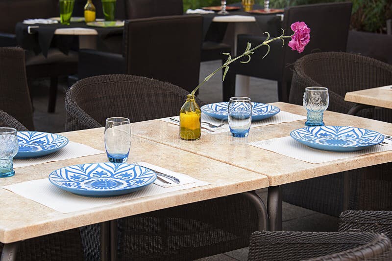 Tavola del ristorante immagine stock. Immagine di rottura - 36984513