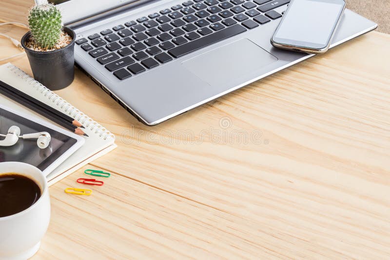 Tavola Della Scrivania Con Il Computer Portatile Fotografia Stock ...