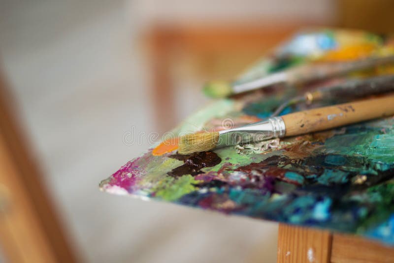 Tavolozza Con Il Pennello Ed Il Mestichino Fotografia Stock - Immagine ...