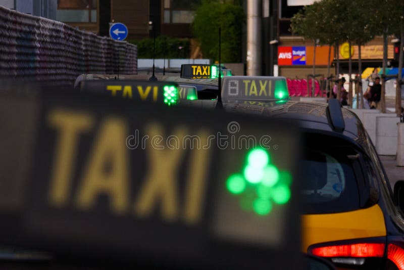 Taxi Cabs in Line Waiting on a Queue Editorial Photo - Image of yellow ...
