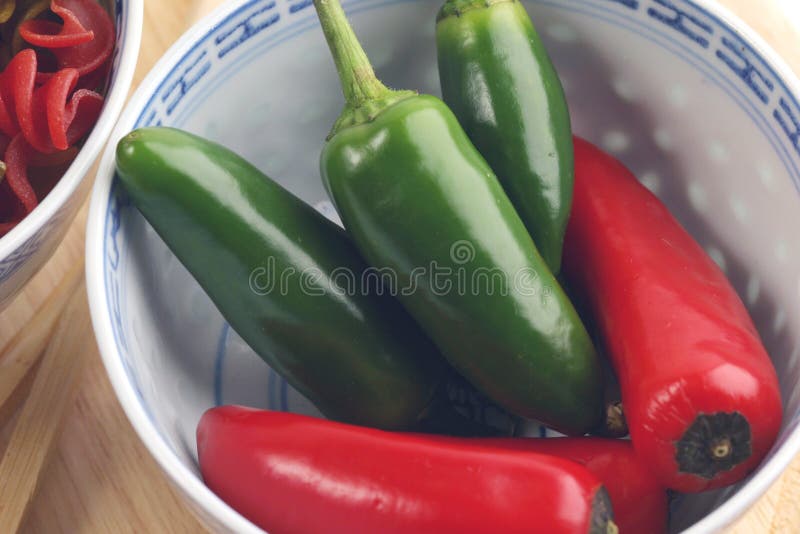 Tazón de fuente de Chile foto de archivo. Imagen de jalapeo - 60918