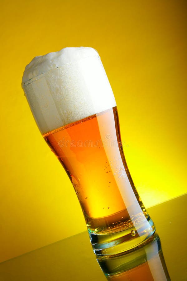 Cerveza con espuma imagen de archivo. Imagen de aire, cierre - 2361311