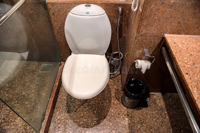 Taza Del Inodoro Rasante En Servicio Foto de archivo - Imagen de juan ...