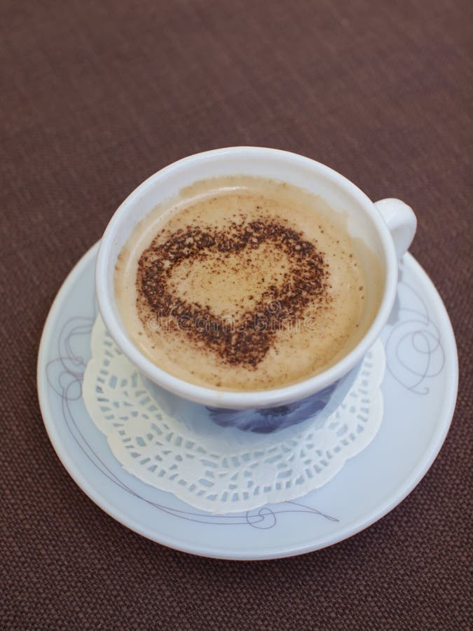Tazza Da Caffè Con Un Cuore Dentro Fotografia Stock - Immagine di cuore ...
