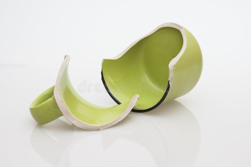 Pezzi Di Ciotola Ceramica Bianca Rotta Su Fondo Di Legno Copyspace ...