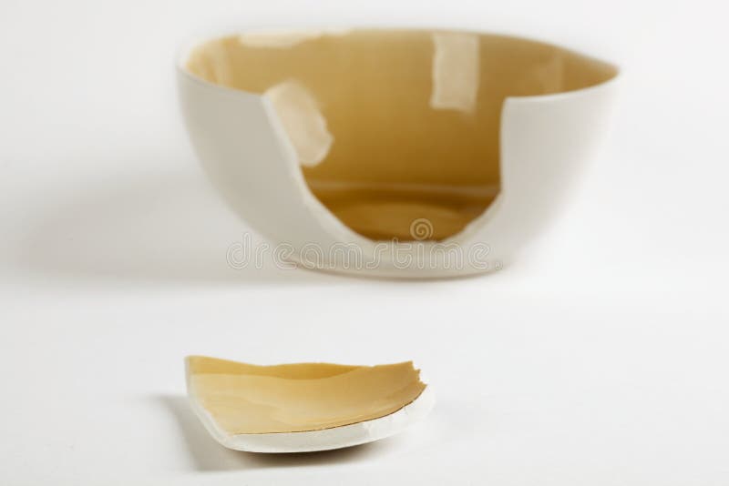 Tazza di ceramica rotta fotografia stock. Immagine di schiacciato ...