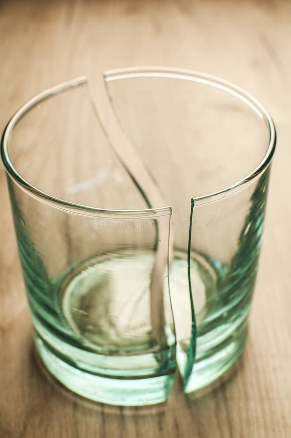 immagini di riserva di Tazza Di T Rotta - la sovranità di download 380 ...