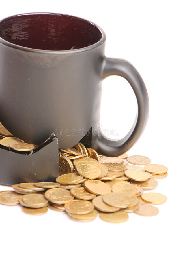 Tazza Rotta Con Le Monete Su Una Tavola Di Legno Fotografia Stock ...