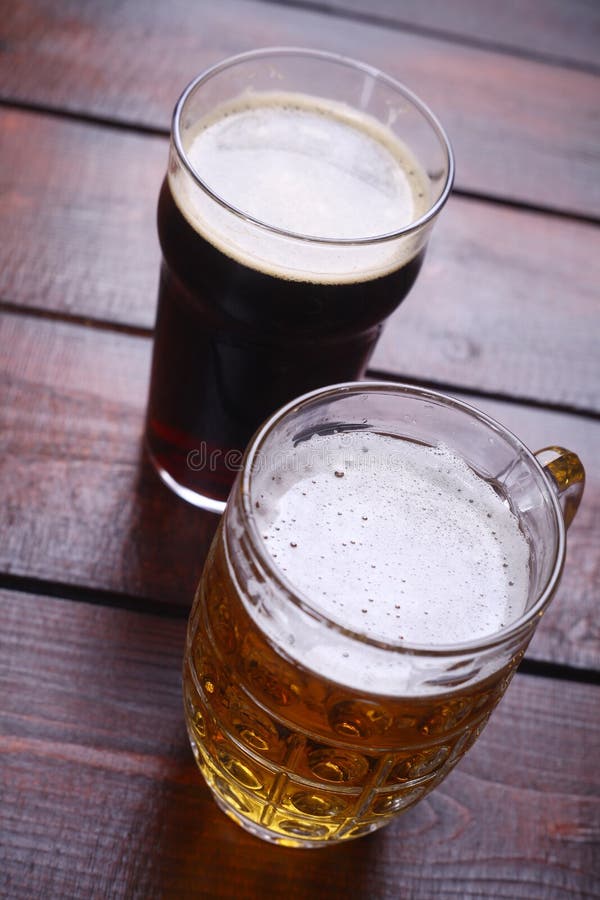 Tazza e pinta di birra immagine stock. Immagine di legno - 53295095