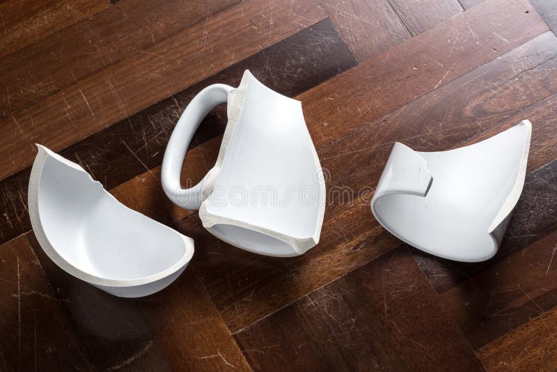 Tazza rotta con l'uovo immagine stock. Immagine di tazza - 53621123