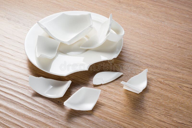 Tazza rotta con l'uovo immagine stock. Immagine di tazza - 53621123