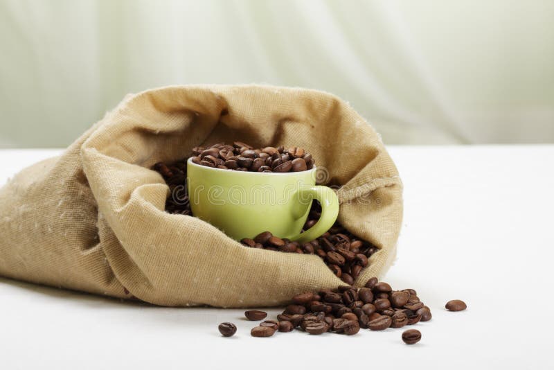 Tazza Verde Con Caffè in Sacchetto Immagine Stock - Immagine di tela ...