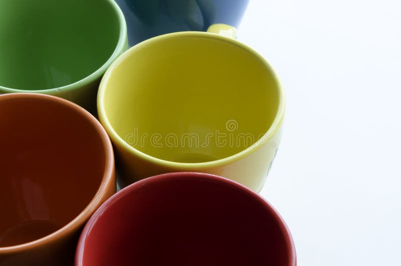 Tazze Ceramiche Brillantemente Colorate Immagine Stock - Immagine di ...