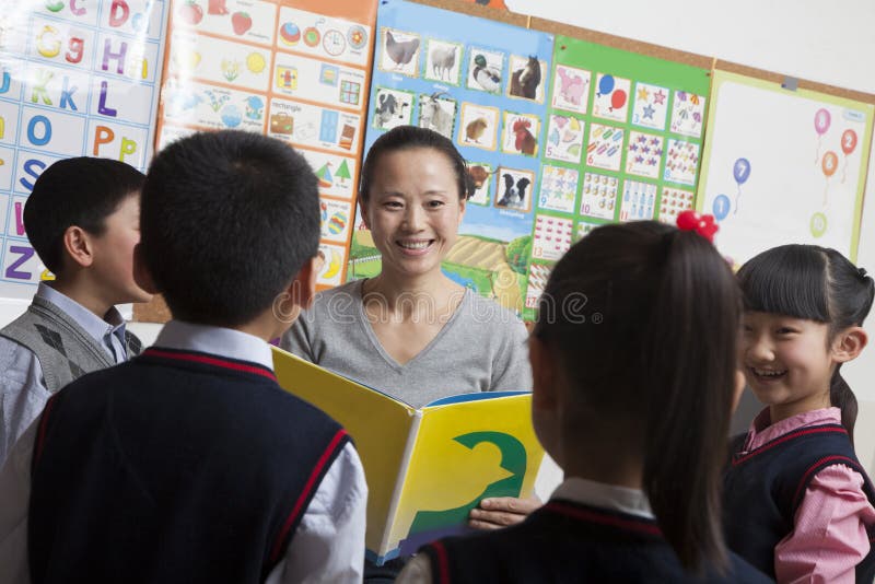 Teacher Reading To Her Elementary School Students Stock Image - Image ...