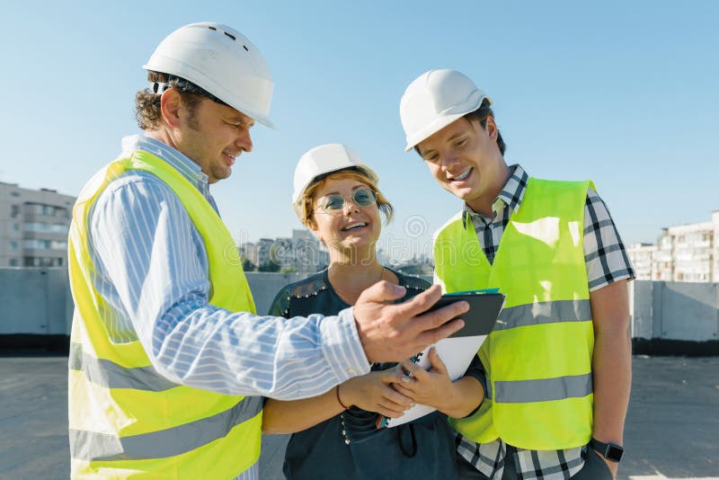 Builders and Engineer Arguing, Misunderstanding. Labor Dispute Concept ...