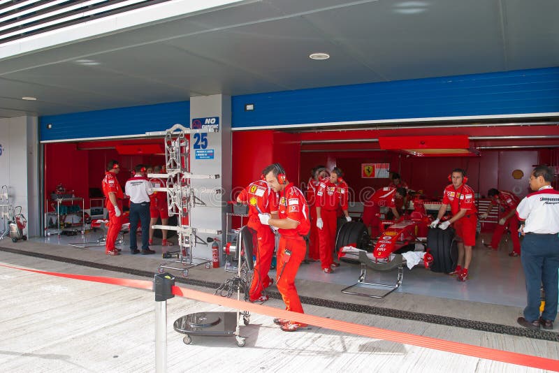Team Ferrari F1, Engineers editorial photography. Image of spain - 38242497
