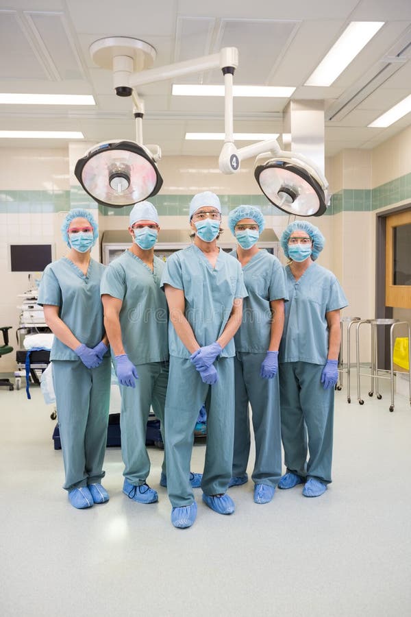 Team in Scrubs chirurgico fotografia stock. Immagine di mascherina ...