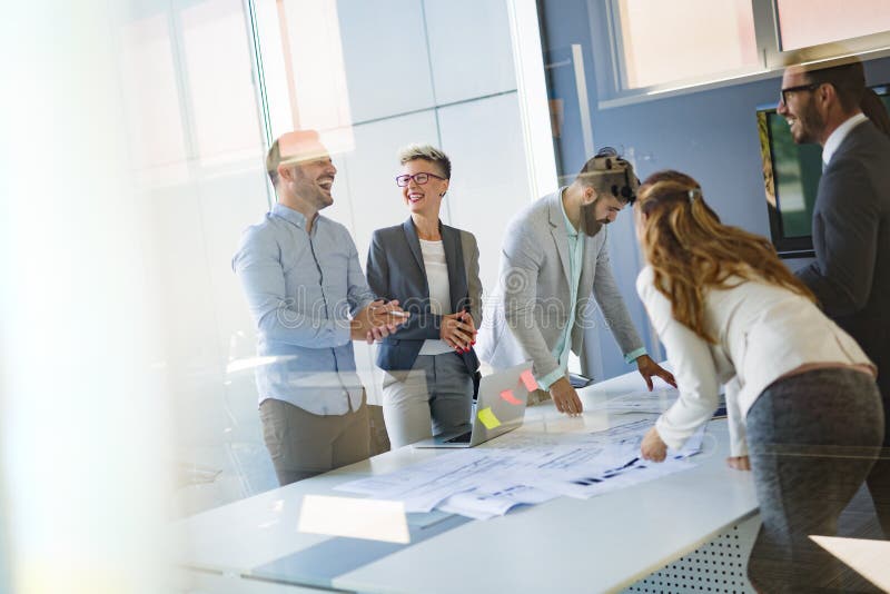 Team Van Architecten Die Aan Bouwplannen Werken Stock Foto - Image of ...