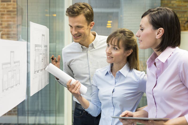 Team Van Architecten Die in Bureau Aan Constructi Werken Stock Foto ...