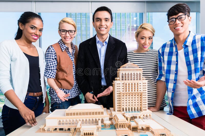 Team Van Architecten Die Modelbouw Voorstellen Stock Afbeelding - Image ...