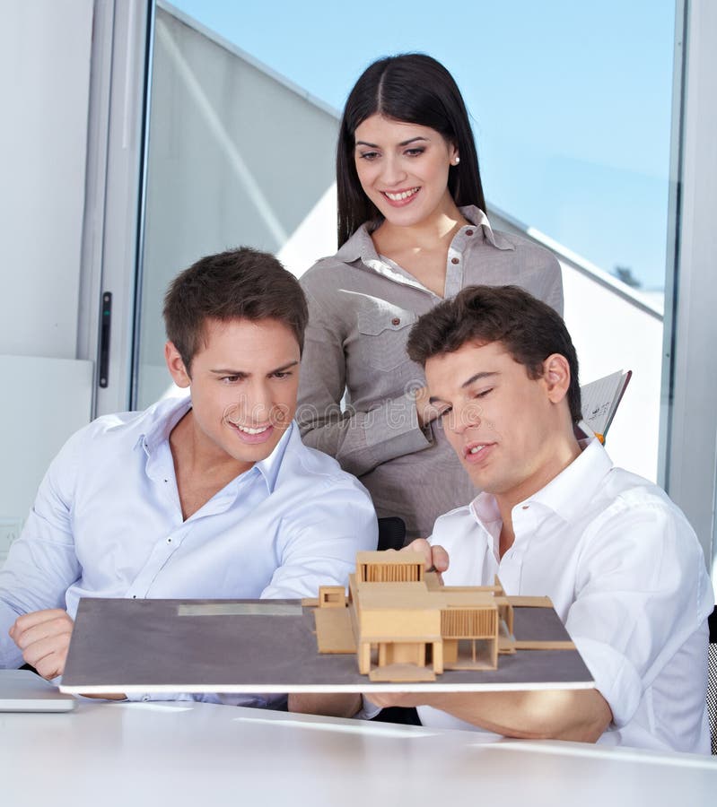 Team Van Architecten Met Huismodel Stock Afbeelding - Image of mensen ...