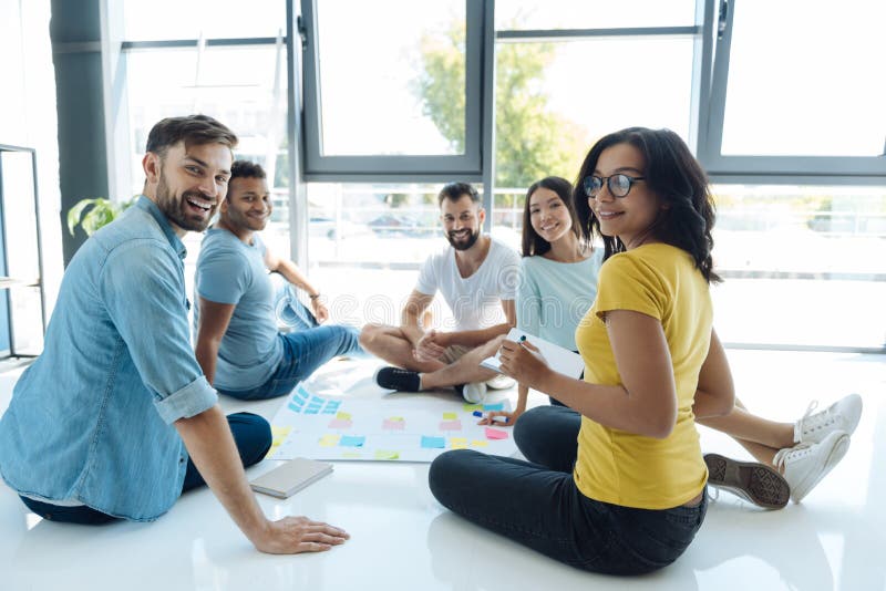 Team Van Jonge Creatieve Mensen Die U Bekijken Stock Foto - Image of ...