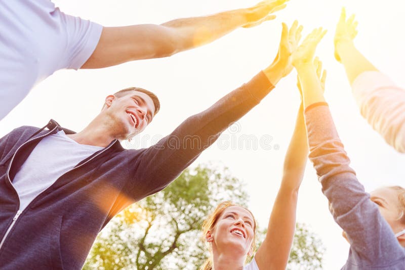 Team van tieners Hoge Vijf stock afbeelding. Image of groepswerk - 84751105