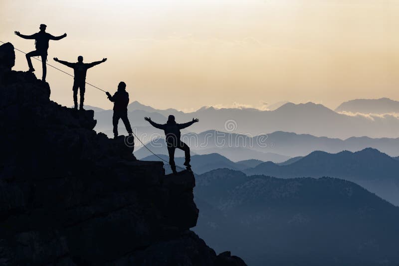 Team Von Bergsteigern Mann Und Frau Helfen Sich Auf Mounta Stockfoto ...