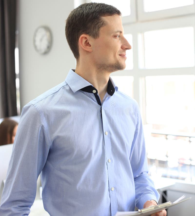 Teamleider Met Medewerkers Die in Bureau Werken Stock Foto - Image of ...