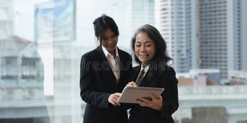 Teamwork Collaboration Senior Manager Explaining To an Intern for ...