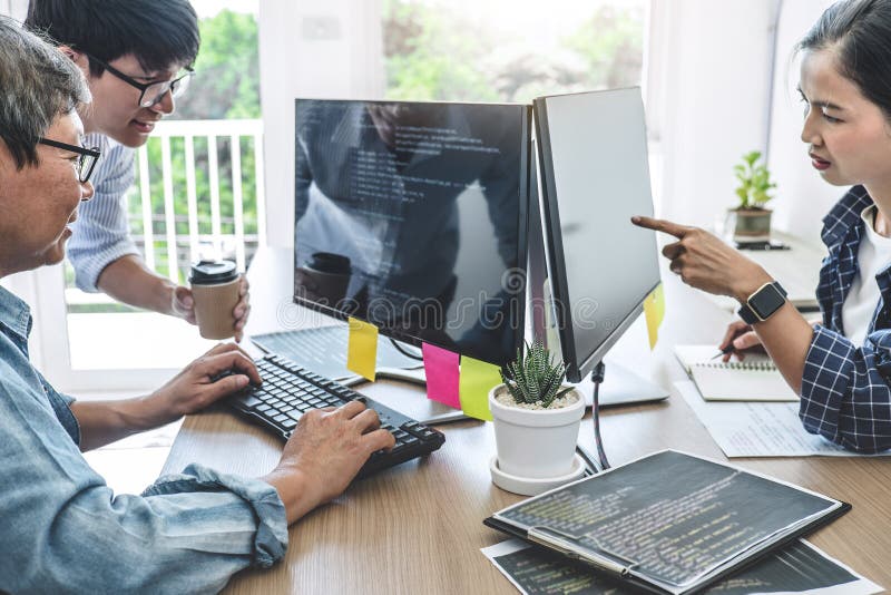 Zwei Berufsprogrammierer, Die an Sich Entwickelnder Programmierung Und ...