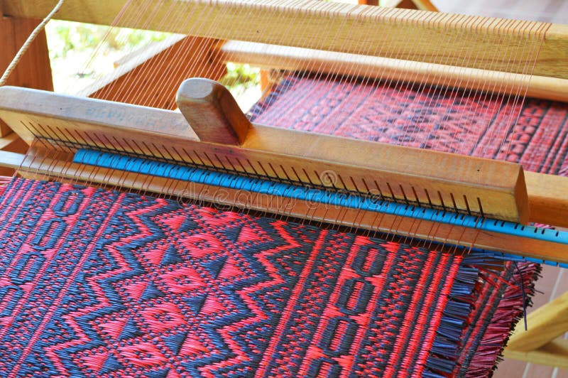 A Tecelagem No Tear Tradicional Foto de Stock - Imagem de tradicional ...