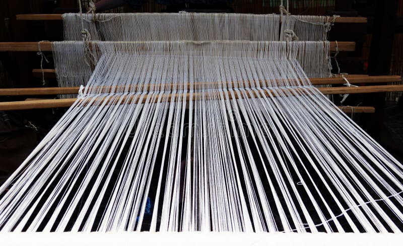 Um Tear Estabelece-se Com As Linhas De Urdidura Vermelhas De Lãs ...