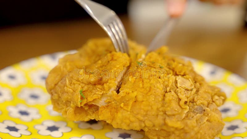 Tearing Apart Fried Chicken is a Mouth-watering Experience that ...