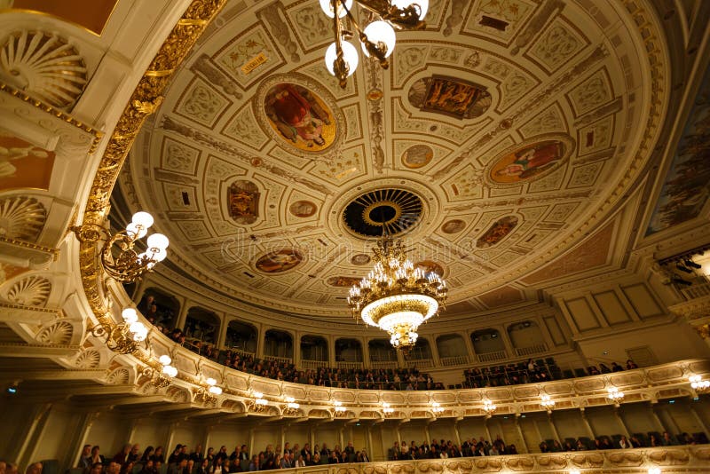 Teatro Da ópera Semperoper Em Dresden Imagem de Stock Editorial ...