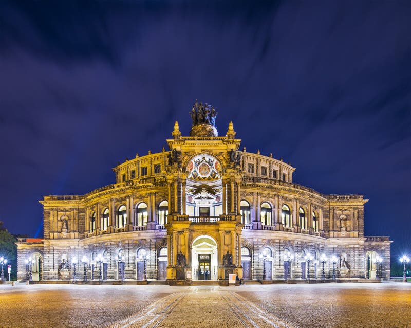 Teatro De La ópera De Dresden Imagen de archivo - Imagen de pasillo ...