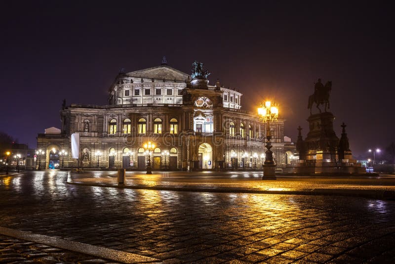 Teatro Dell'opera Di Semper Alla Notte a Dresda; La Germania Fotografia ...