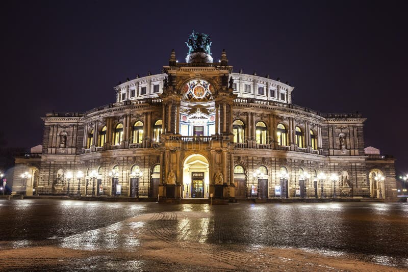 Teatro Dell'opera Di Semper Alla Notte a Dresda; La Germania Fotografia ...