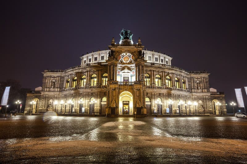 Teatro Dell'opera Di Semper Alla Notte a Dresda; La Germania Fotografia ...