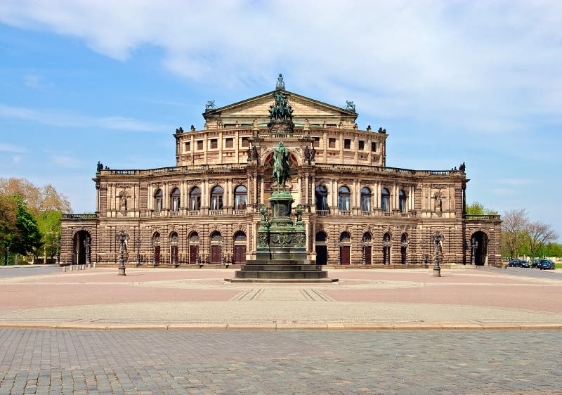 Teatro Dell'opera E Monumento Di Semper a Re John a Dresda Immagine ...