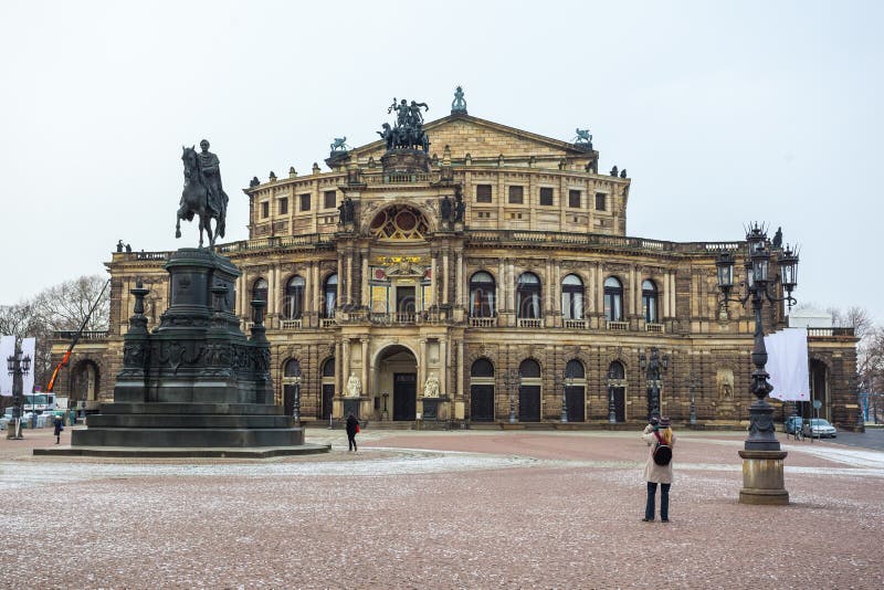 Teatro Dell'opera Di Semper Alla Notte a Dresda; La Germania Fotografia ...