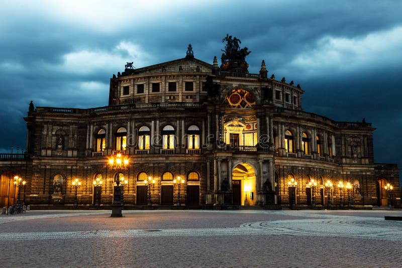 Il Teatro Dell'Opera Di Semper a Dresda Immagine Stock - Immagine di ...