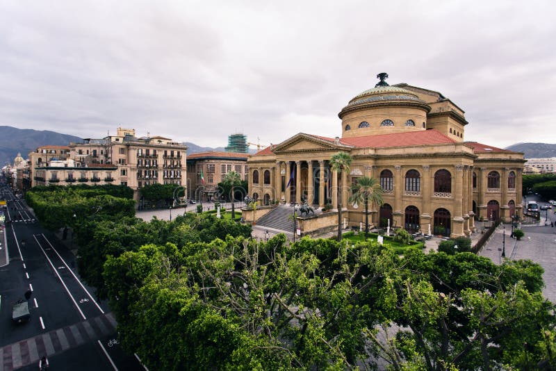 Teatro Massimo, Palermo immagine stock. Immagine di scala - 85205261