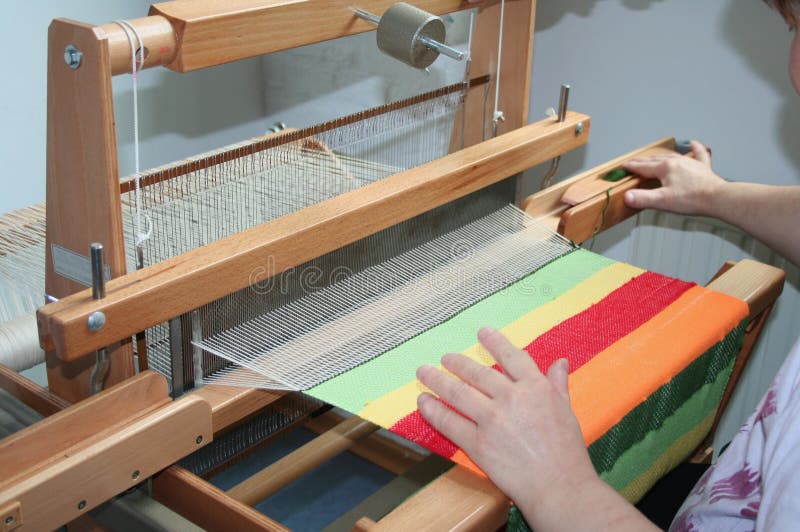 Mulher Que Demonstra a Tecelagem No Tear Foto Editorial - Imagem de ...